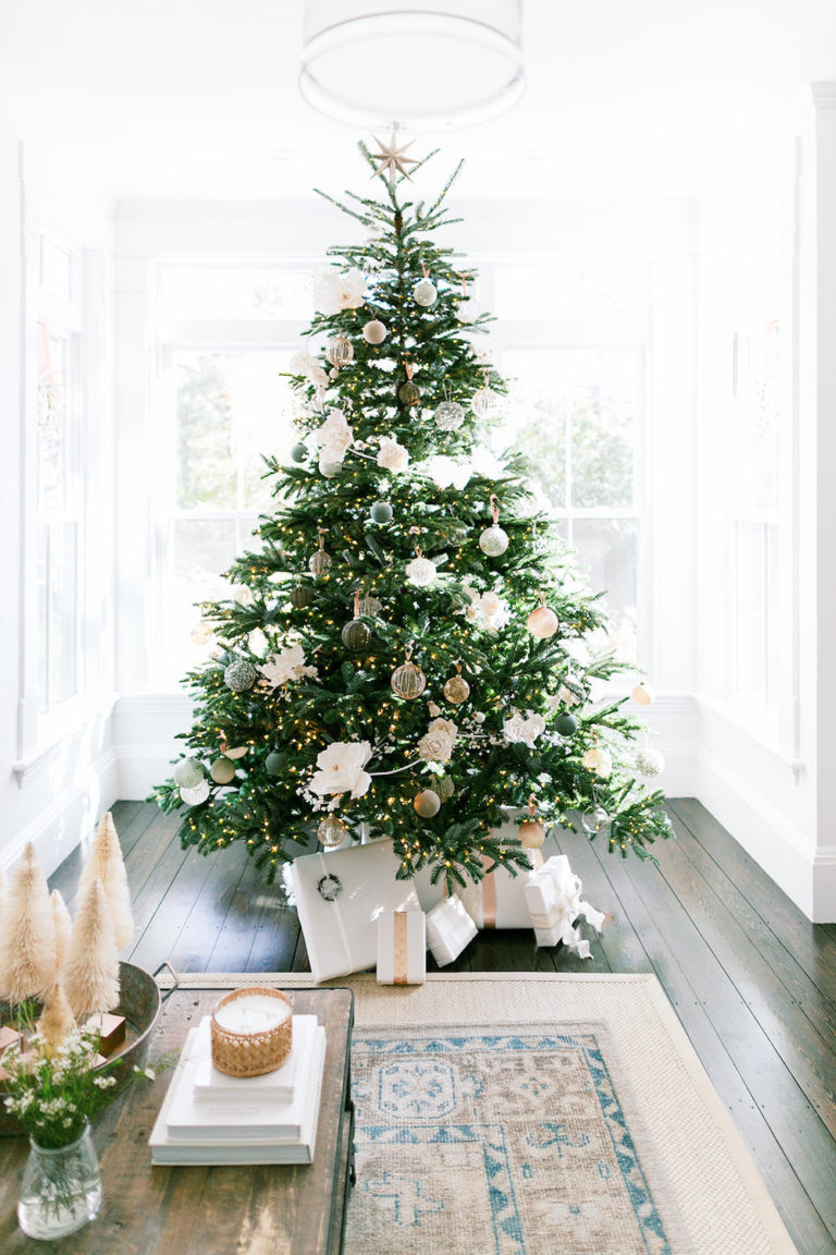 12 Stunning Christmas Tree Decorating Trends You'll Love - MunaMommy
